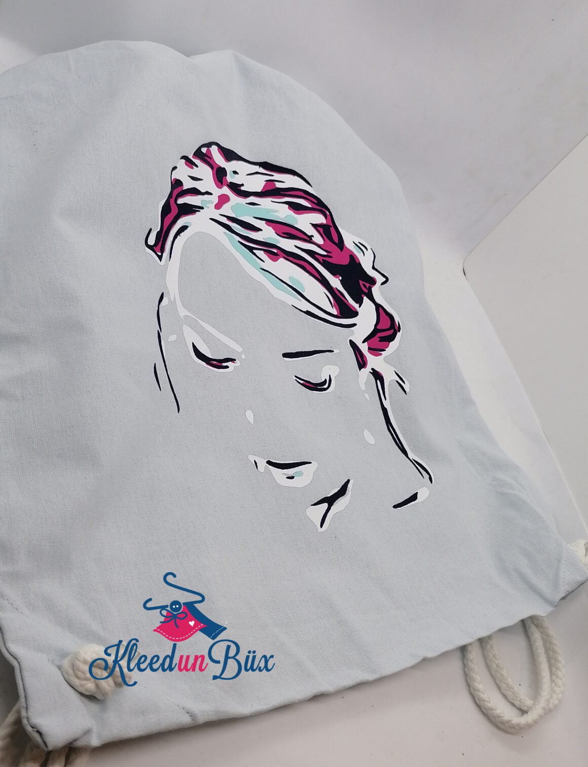 Plottreihe Faces | "The One" aus der Gesichter Plott Reihe von pourlolo